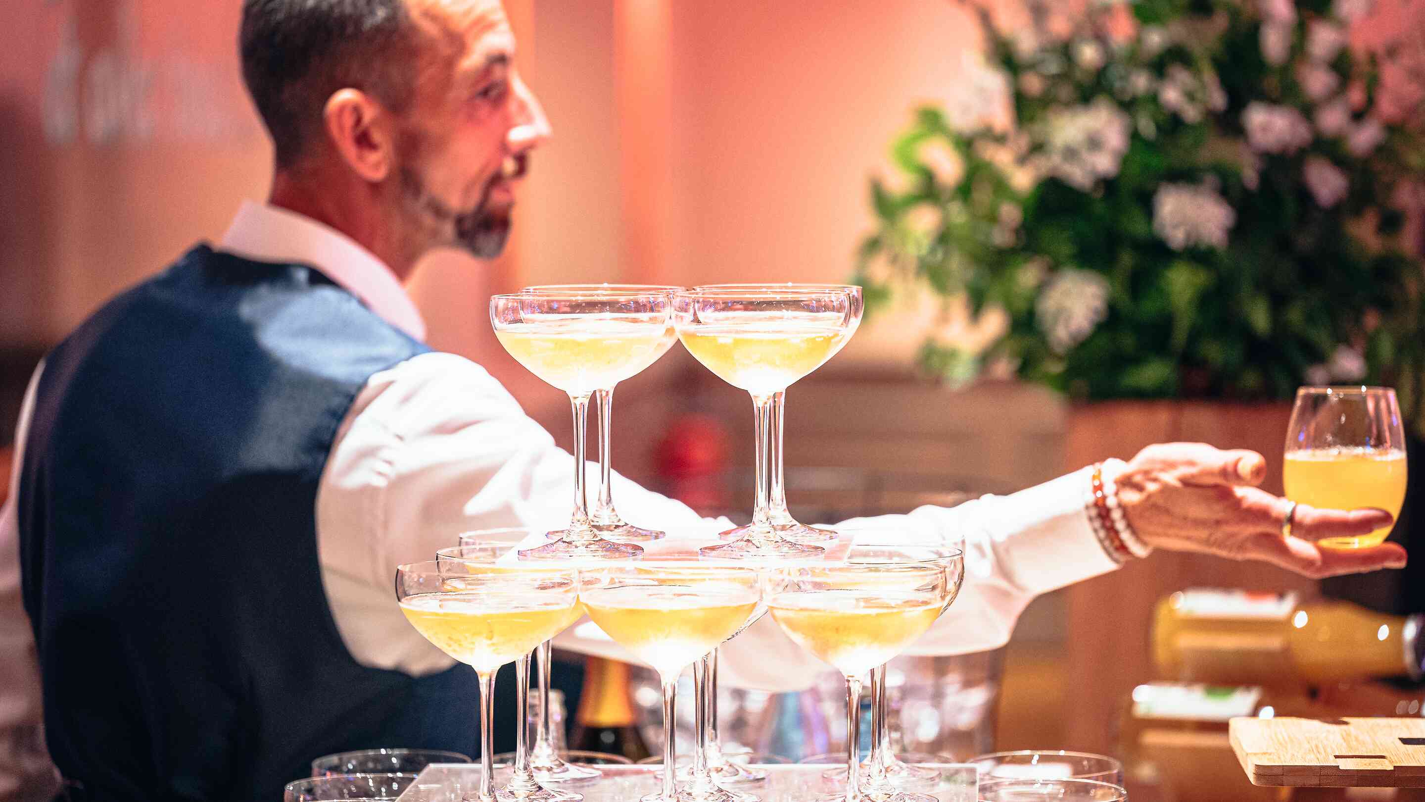 How to organize a corporate evening event?